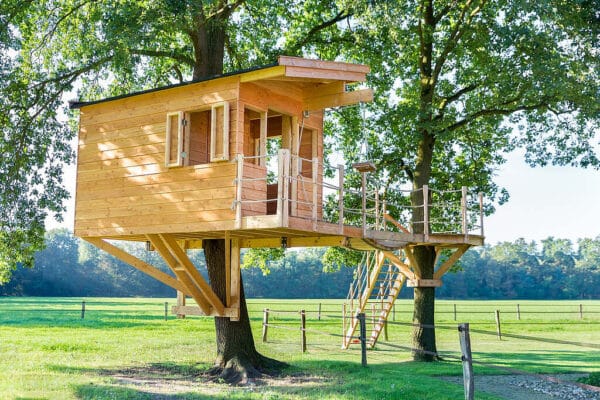 10 Platform Treehouse Designs That Redefine Family Adventure Spaces ...