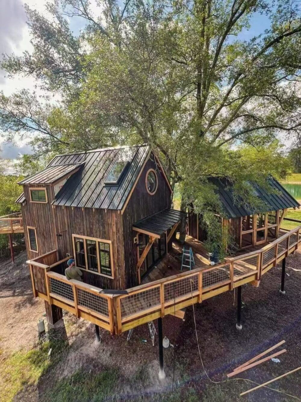Innovative Suspension Systems for Treehouse Stability - treelofts.com
